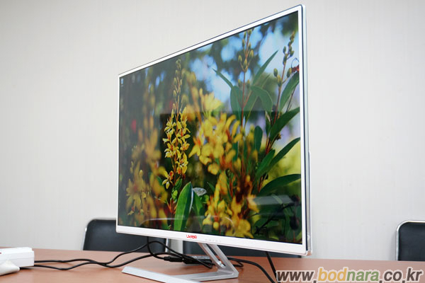 화이트 컬러로 만나는 유디아 모니터, 제이씨현 UDEA LOOK 320 ADS 유케어 : 다나와 DPG는 내맘을 디피지