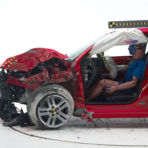 IIHS의 스몰 오버랩 테스트, 폭스바겐 제타는 '양호', 기아차 K3는 '미흡':: 보드나라