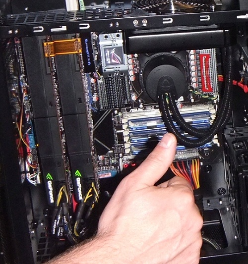 엔비디아 Fermi GF100 SLI 시스템 공개:: 보드나라